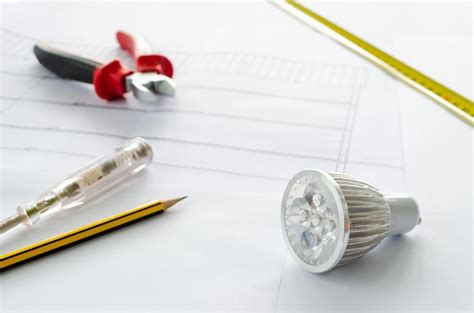 Planificación de un proyecto eléctrico en un edificio residencial cambiar a bombillas led para