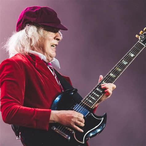 Ac Dc Rocken Das Olympiastadion Angus Young Sorgt In Berlin Für Jubel