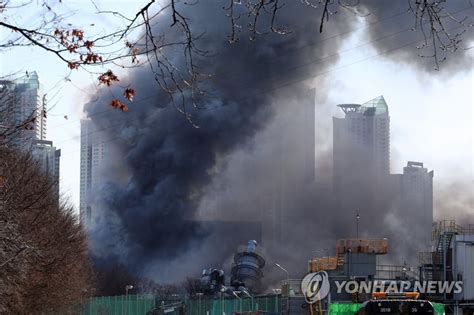 검은 연기가 계속 연합뉴스