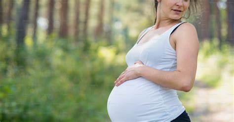 자연에서 야외에서 인식 할 수없는 행복한 임산부가 배를 만지고 있습니다 사진 Unsplash의 임신한 이미지