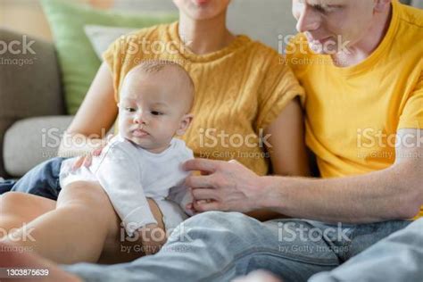 행복한 어머니 집에서 함께 노는 아기와 아버지 가족 부모 및 아기 개념 가족에 대한 스톡 사진 및 기타 이미지 가족 거실 귀여운 Istock