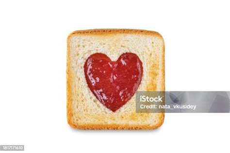 딸기 잼을 곁들인 달콤한 샌드위치 와 하트 모양 와 하얗게 고립된 배경에 발렌타인 데이 휴일을 위해 토스트에 대한 스톡 사진 및 기타 이미지 Istock
