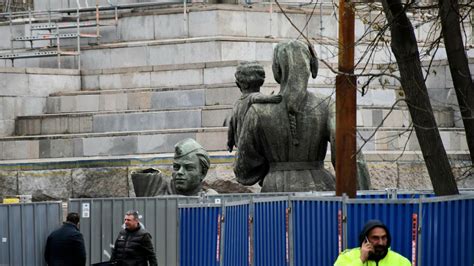 Съдът разпореди Областна администрация в София да предостави данни за демонтажа на Паметника на