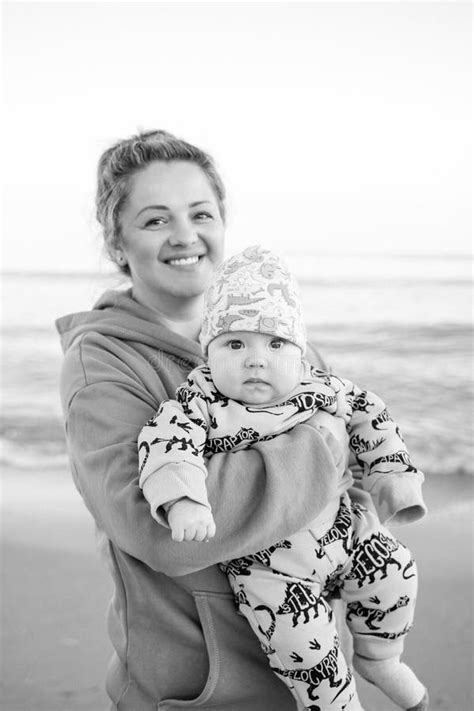 La Joven Y Hermosa Madre Juega Con Su Hijo Al Aire Libre Mujer