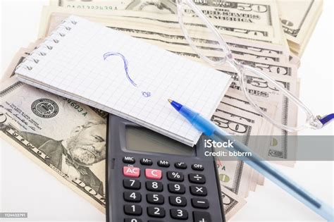 계산기와 절연 하는 미국 달러의 더미에 물음표와 함께 노트북 물음표에 대한 스톡 사진 및 기타 이미지 물음표 통화 0명 Istock