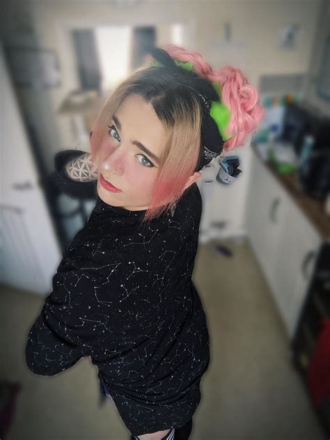 showing that non binary doesn t mean androgynous 😘 r nonbinary