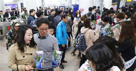 꽃향기 맡으며 출근해요