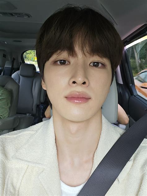 더쿠 성찬이 한번씩 셀카에 간절함 없을때마다 너무웃김