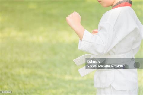 태권도 가르치는 교사 아이 즉 한국 무술 머리 높이 차기에 그것의 강조에 의해 특징 점프와 차기 회전 및 빠른 걷어 차는 기술 가라테에 대한 스톡 사진 및 기타 이미지