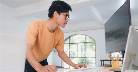 프로그래머와 개발자 팀은 소프트웨어를 코딩하고 개발하고 있습니다 사진 Unsplash의 컴퓨터 소프트웨어 이미지