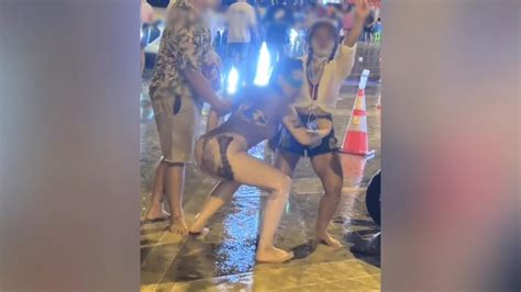 Photo Gallery ตร เรียกปรับแล้ว สาวเต้นโชว์รอยสักเห็นร่องก้นกลางสงกรานต์วิเชียรบุรี อ้างอยู่เมือง