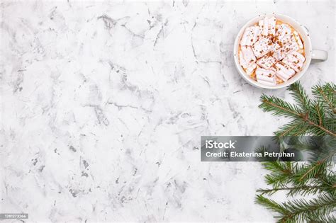 2021 년 산호 핑크 일기 펜 흰색 콘크리트 배경에 마시멜로커피 새해 계획 개념 미니멀 한 작업장 공간을 복사합니다 0명에 대한 스톡 사진 및 기타 이미지 Istock