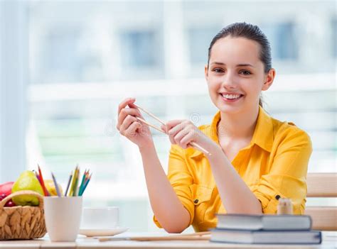 Escolar Joven Dibujando En Casa Imagen De Archivo Imagen De Lona Arte 332195171