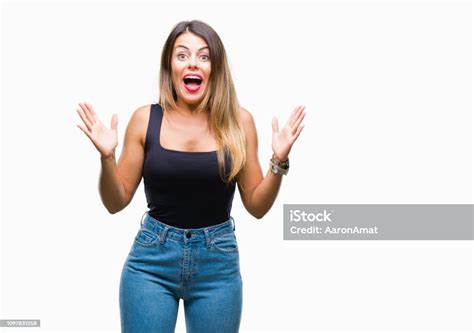 미친을 축 하 하 고 무기와 성공을 위한 흥분 비명 제기 및 오픈 눈 깜짝 놀라게 격리 된 배경 위에 젊은 아름 다운 여자 우승자 개념 갈색 머리에 대한 스톡 사진 및 기타