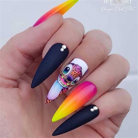 طراحی ناخن مشکی شیک مدل ناخن مشکی طرح دار