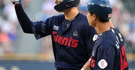 [사진]윤동희 8회 터진 적시타 조선비즈