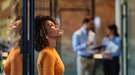 사무실 청소에 커피 심부름 직장 내 성차별에 맞서 싸우는 여성들 Bbc News 코리아