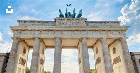 브란덴부르크 문을 배경으로 기둥과 동상이있는 큰 석조 건물 사진 Unsplash의 무료 베를린 이미지