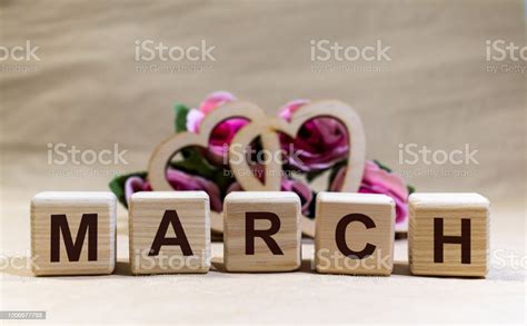 배경에 꽃과 두 개의 하트와 나무 큐브에 행진텍스트 사랑 개념 0명에 대한 스톡 사진 및 기타 이미지 0명 3월 개념 Istock