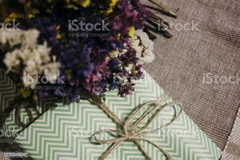 나무 배경 인사말 카드에 세련된 간단한 포장 선물과 소박한 꽃다발 공예에 대한 스톡 사진 및 기타 이미지 공예 기하 놀라움 Istock