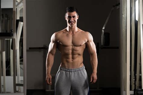 그의 잘 훈련된 몸 근육 운동 보디 피트니스 모델 운동 후 포즈를 보여주는 육체적으로 맞는 젊은 남자의 초상화 프리미엄 사진