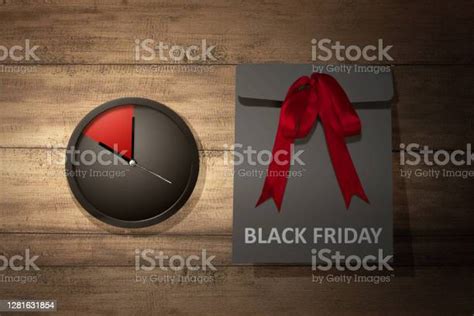 나무 배경에 검은 금요일 텍스트와 빨간색 리본검은 종이 가방 0명에 대한 스톡 사진 및 기타 이미지 0명 가방 개념 Istock