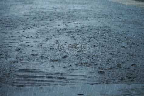 雨季雨落在地上 高清摄影大图 千库网