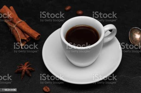 흰색 컵 커피 콩 계피 스틱 검은 배경에 아니스 스타에 신선한 뜨거운 검은 커피 커피 시간 휴식 개념 근접 촬영 갈색에 대한 스톡 사진 및 기타 이미지 Istock