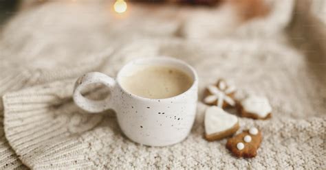 크리스마스 진저 브레드 쿠키와 따뜻한 조명이있는 아늑한 니트 스웨터를 배경으로 세련된 컵에 따뜻한 커피 대기 겨울 휘게 즐거운 휴일 보내세요 사진 Unsplash의