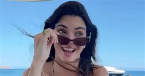 Kardashians Star Kendall Jenner Wows In Teeny Bikini But Fans Warn Her