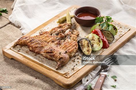 구운 채소와 토마토 소스를 식탁보에 얹은 나무 판에 치킨 담배 가금류에 대한 스톡 사진 및 기타 이미지 가금류 갈색 고기 Istock