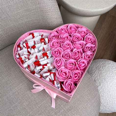 Подарунковий бокс для дівчини на День закоханих із трояндами святковий набір у рожевих тонах
