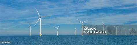 푸른 하늘을 가진 풍차 터빈 드론에서 바다 공중 전망에 풍차 공원 바다에 대한 스톡 사진 및 기타 이미지 바다 풍력발전기 녹색 기술 Istock
