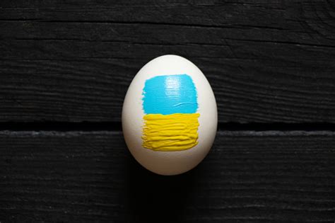 나무 배경에 우크라이나의 국기와 닭고기 달걀 전쟁 중 우크라이나 항의 행동 전쟁 없음 우크라이나 평화 2022 0명에 대한 스톡 사진 및 기타 이미지 Istock