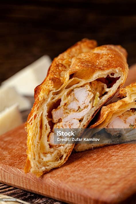 베이킹 그루지야어 요리 닭고기와 치즈를 곁들인 퍼프 페이스트리 파이 요리는 나무 테이블에 놓여 있습니다 배경 이미지 복사 공간 텍스트 갈색에 대한 스톡 사진 및 기타 이미지