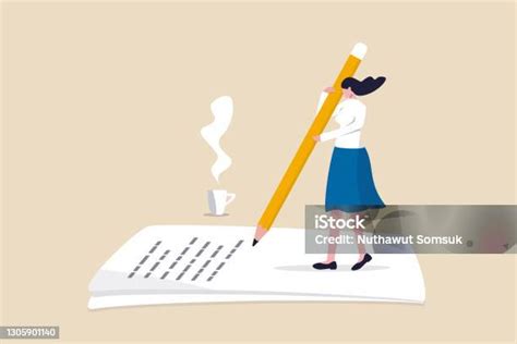 콘텐츠 작가 블로거 총알 저널리스트 또는 출판 편집자 개념 큰 연필 생각을 들고 커피 한 잔메모장 종이에 콘텐츠를 작성하는 젊은 똑똑한 여성 프리랜서 쓰기에 대한 스톡 벡터