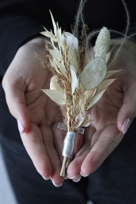 Бутоньерка с лунарией | Бутоньерка, Бутоньерки для жениха, Свадебные ...