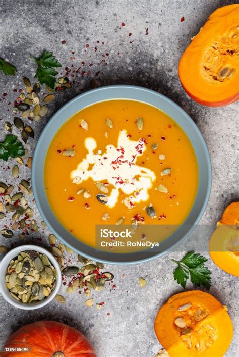 호박 크림 수프 에 그릇에 씨앗을 가진 돌 배경에 위쪽 보기 가을에 대한 스톡 사진 및 기타 이미지 가을 건강한 생활방식 건강한 식생활 Istock