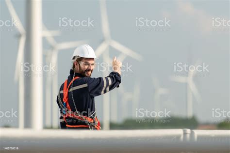 풍력 에너지를 전기 에너지로 변환하는 대형 풍력 터빈의 작동을 검사하기 위해 풍력 터빈 블레이드까지 올라가는 임무를 가진 자연 에너지 풍력 터빈 현장의 엔지니어 산업에 대한