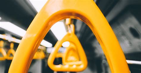 실내 가젯 강철 교통 구릿빛 구조 금관악기 금속 기기 기어 기차 끼워 넣다 남쪽 수마트라 노란색 난간 대중교통 도구 도시 교통 도시 통근