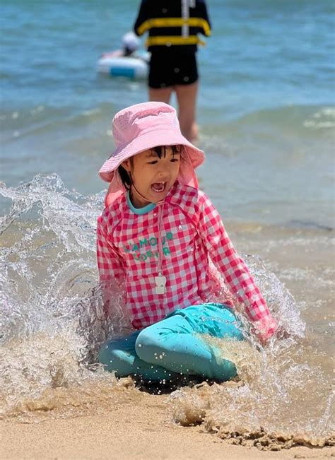 패션엔 조윤희 눈매 닮은 딸과 여름 휴가 제대로 래시가드와 로브 슈트 바캉스룩