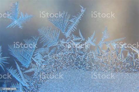 창 유리 클로즈업에 서리가 내린 패턴 자연스러운 질감과 배경 얼어붙은 얼음 패턴 0명에 대한 스톡 사진 및 기타 이미지 0명 겨울 결정체 Istock
