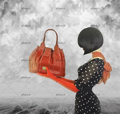 عکس با کیفیت نیم رخ زن با مدل موهای کوتاه که یک کیف در دست دارد در پس