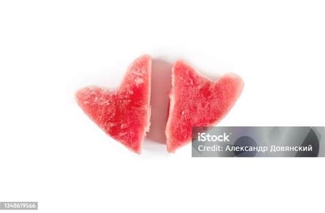 신선한 참치 스테이크를 하트 모양으로 냉동 흰색 배경에 격리 위에서 볼 수 있습니다 생선 음식 개념 냉동된에 대한 스톡 사진 및 기타 이미지 Istock