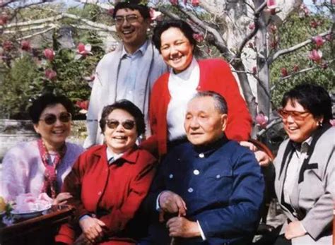 1990 86 Year Old Deng Xiaoping Swept The Tomb Of His First Wife For The Last Time And Asked His