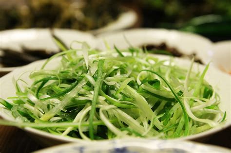 장어와 파채에 곁들일 수 있는 소스는 여러 가지가 있지만 대표적으로 간장 베이스의 소스가 잘 어울립니다 왕큰장어