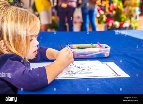 Enfant De Sexe F Minin Le Dessin Avec Des Crayons De Couleur Sur Un