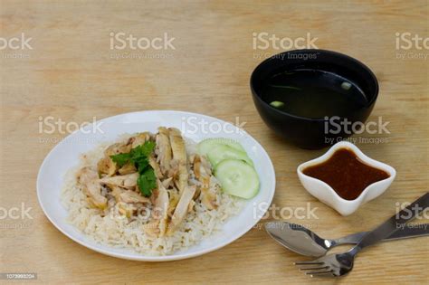 텍스트에 대 한 공간을 가진 나무 테이블에 흰 접시에 찐 쌀과 치킨 건강한 생활방식에 대한 스톡 사진 및 기타 이미지 건강한