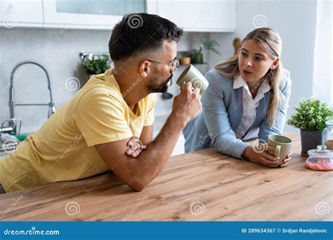De Jongeman Maakte De Eerste Koffie Voor Zijn Vriendin In Een Formele