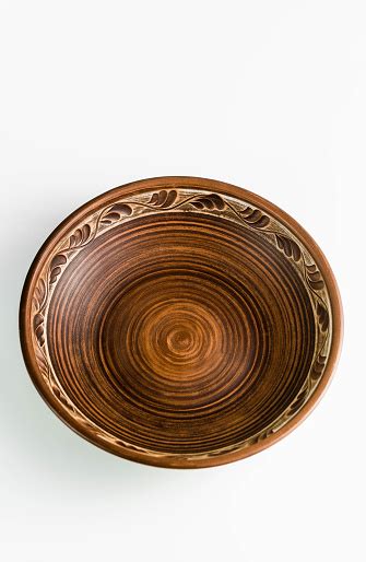 냄비 그리고 파란색 배경과 흰색 테이블에 점토의 접시 손으로 만든 점토 도자기 주방 용품입니다 레드 클레이 식기 0명에 대한 스톡 사진 및 기타 이미지 Istock